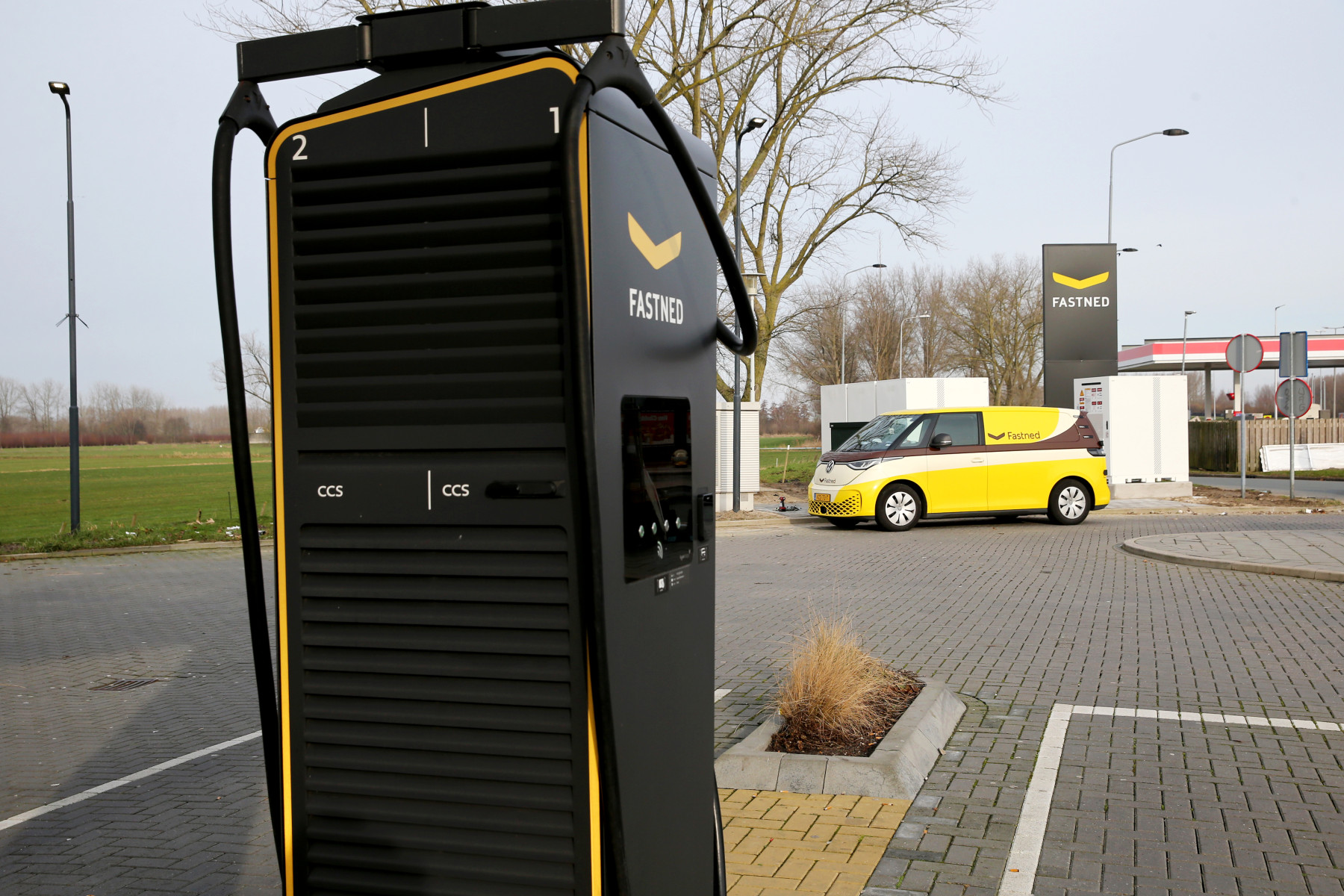 Fastned zet batterijsysteem in bij station Bisde om snellaadcapaciteit ...
